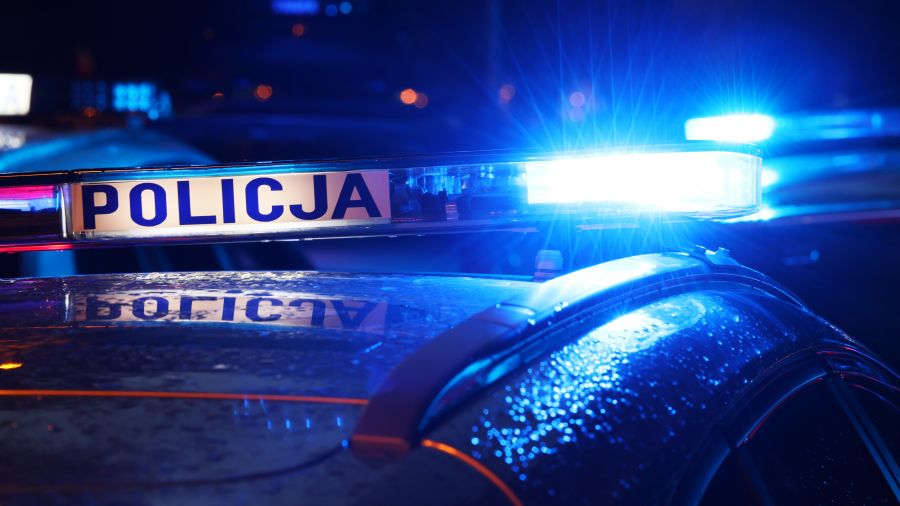 Policjanci wynieśli z zadymionego domu 75-latkę podłączoną do aparatury. Uratowali jej życie [WIDEO]