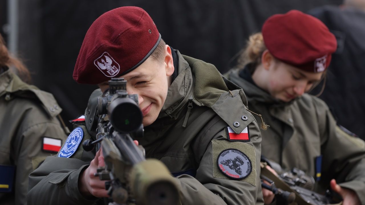 Polska w obliczu wojny. Czy Polacy walczyliby w obronie kraju i czy byłoby to konieczne? Czy ...