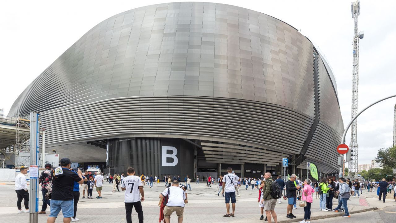 Santiago Bernabeu po remoncie. Jak wygląda stadion Realu Madryt? Kwota zwala z nóg! | TVP SPORT