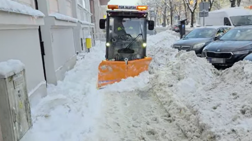 Wielkie odśnieżanie w Słupsku. Prezes PGK: na ulice wysypano 1200 ton ...