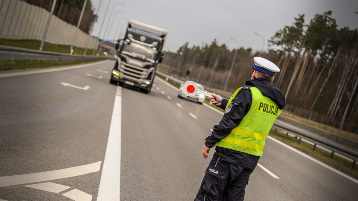 Długi weekend i zakazy ruchu dla ciężarówek. W jakie dni nie spotkasz ich na drogach?