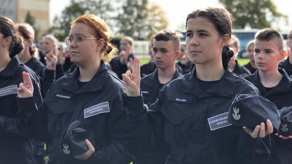 Kolejni uczniowie rozpoczęli naukę w klasach mundurowych w Zespole ...