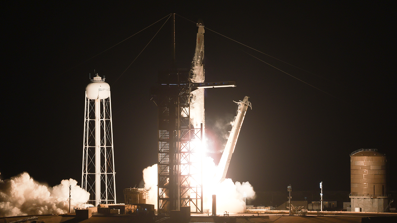 Wystartowała rakieta Falcon-9 z czterema astronautami na stację orbitalną ISS | TVP INFO