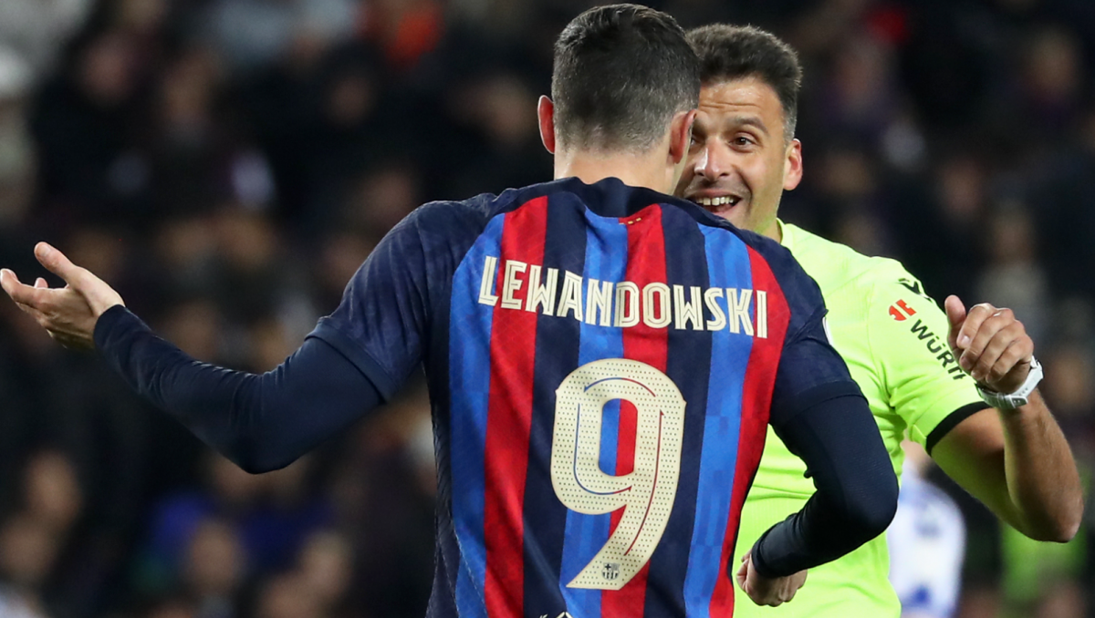 Puchar Króla. Robert Lewandowski i sędzia Gil Manzano to absolutnie nie jest szczęśliwa para ...