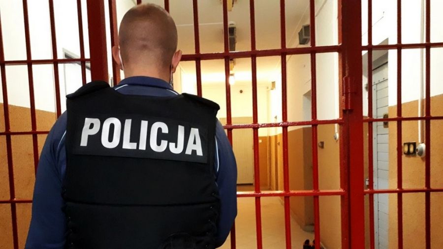 Rozpędzony TIR wjechał na przejazd kolejowy, taranując zapory i ...