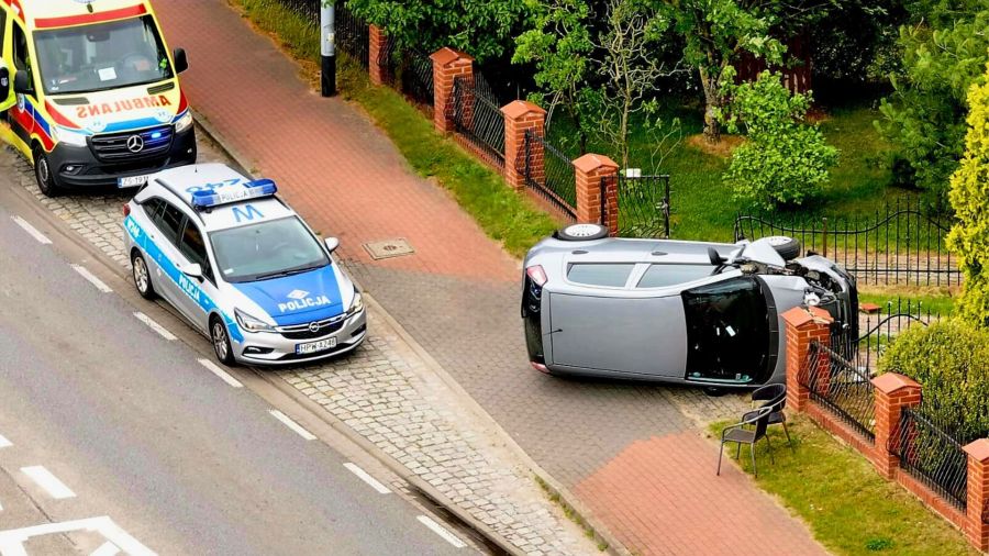 Auto dachowało i uderzyło w mur. Jedna osoba ranna