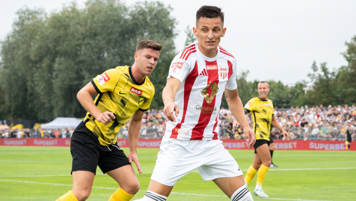 Jakub Apolinarski prowadzi Pogoń Grodzisk Mazowiecki do awansu. O ...