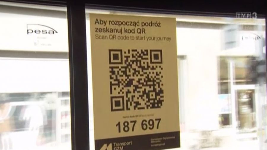 Po kupieniu biletu w aplikacji, należy zeskanować kod QR umieszczony w tramwajach i autobusach ...