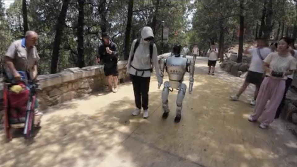 Chinese robot makes debut as humanoid hiking guide [VIDEO]