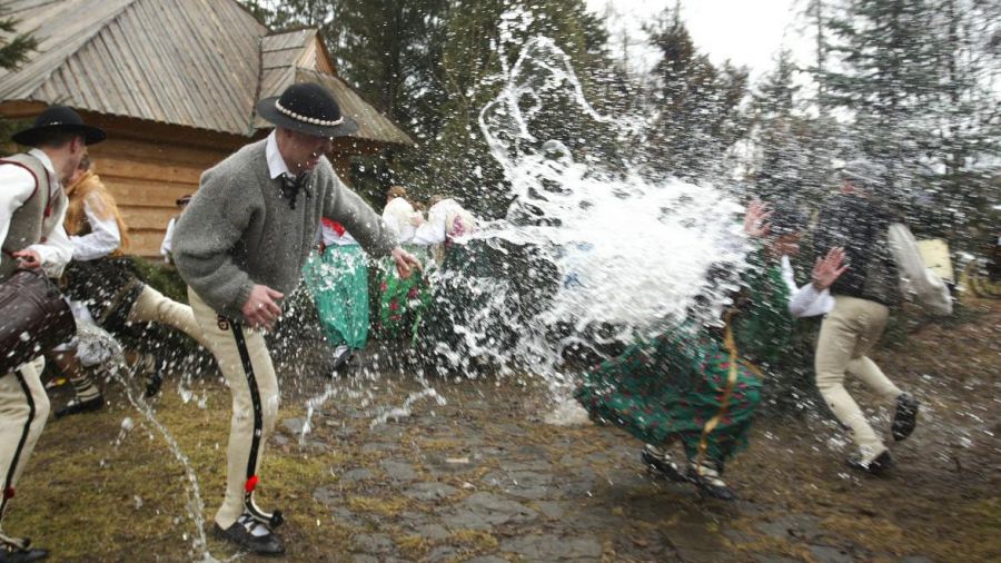 Śmigus-dyngus od wieków symbolizuje świąteczny poniedziałek w Polsce