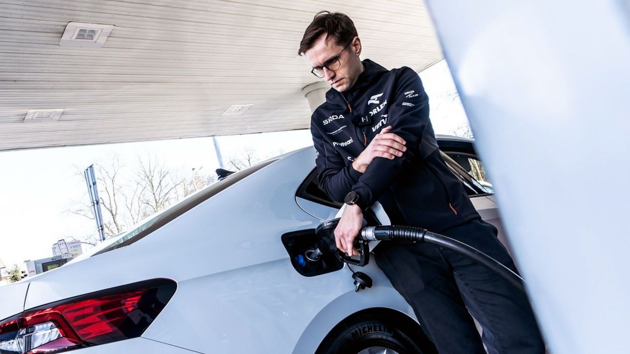 Nowy rekord Guinnessa? Miko Marczyk przejechał z Łodzi do Paryża i z powrotem na jednym baku ...