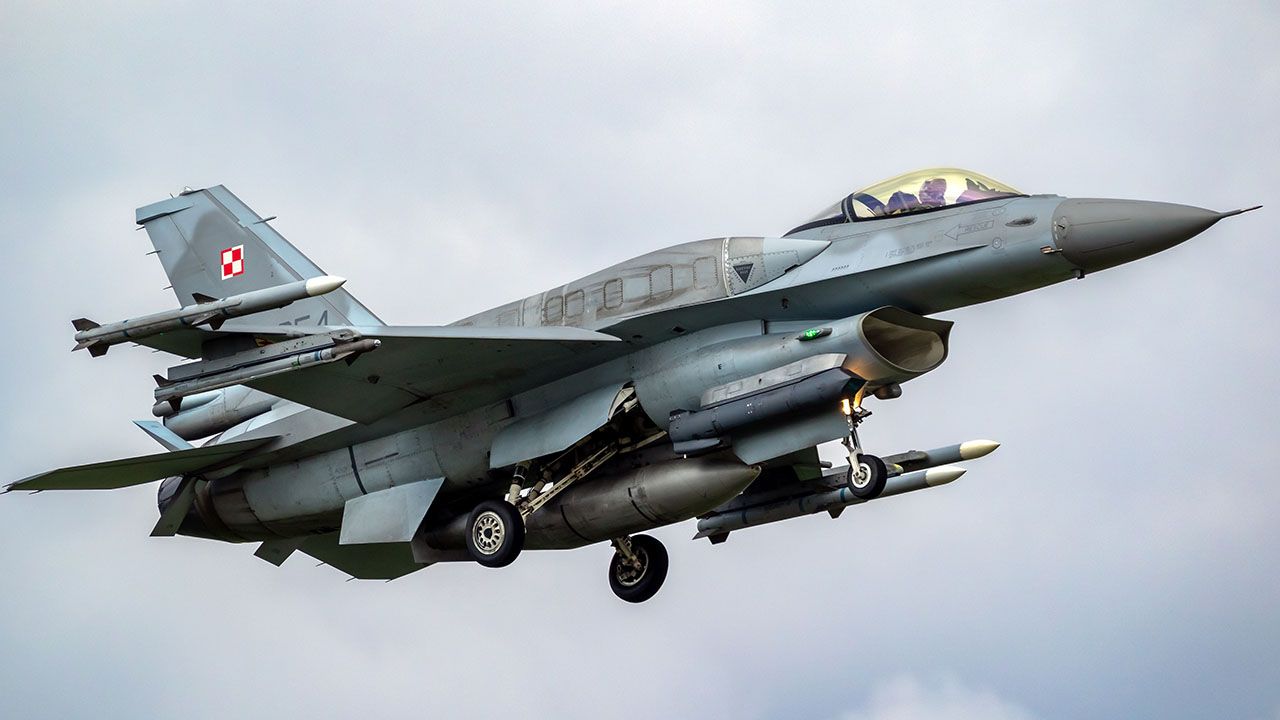 Pierwsza Polka została pilotem myśliwca F-16. Takich samolotów mamy w ...