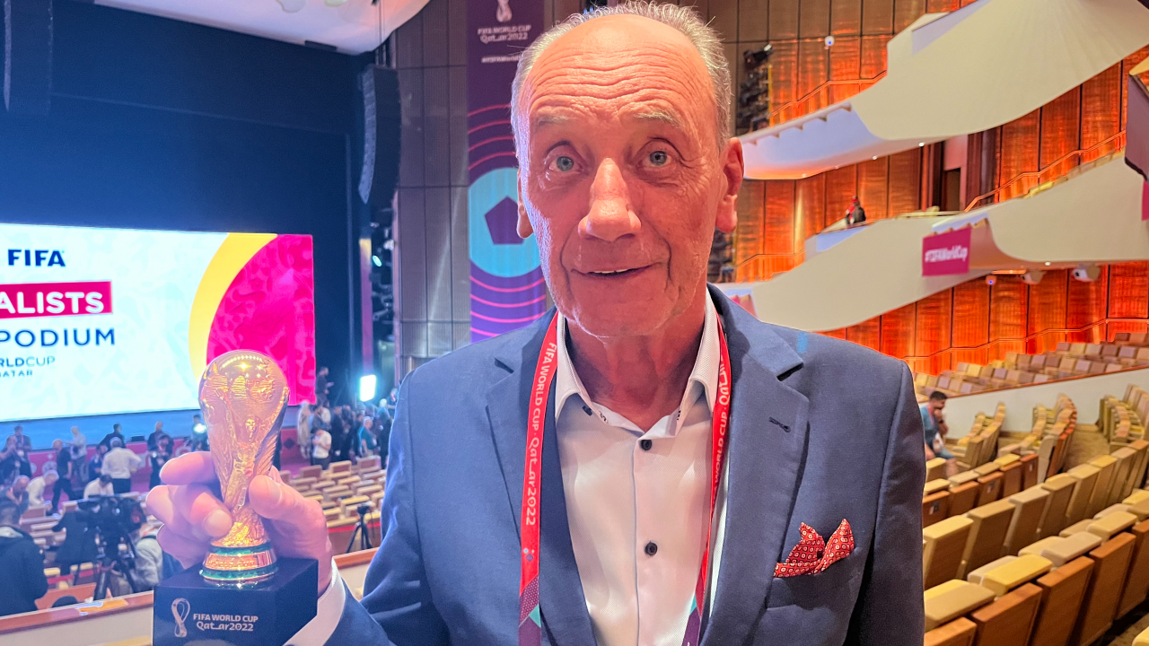 Mundial 2022. Dariusz Szpakowski otrzymał Puchar Świata. 