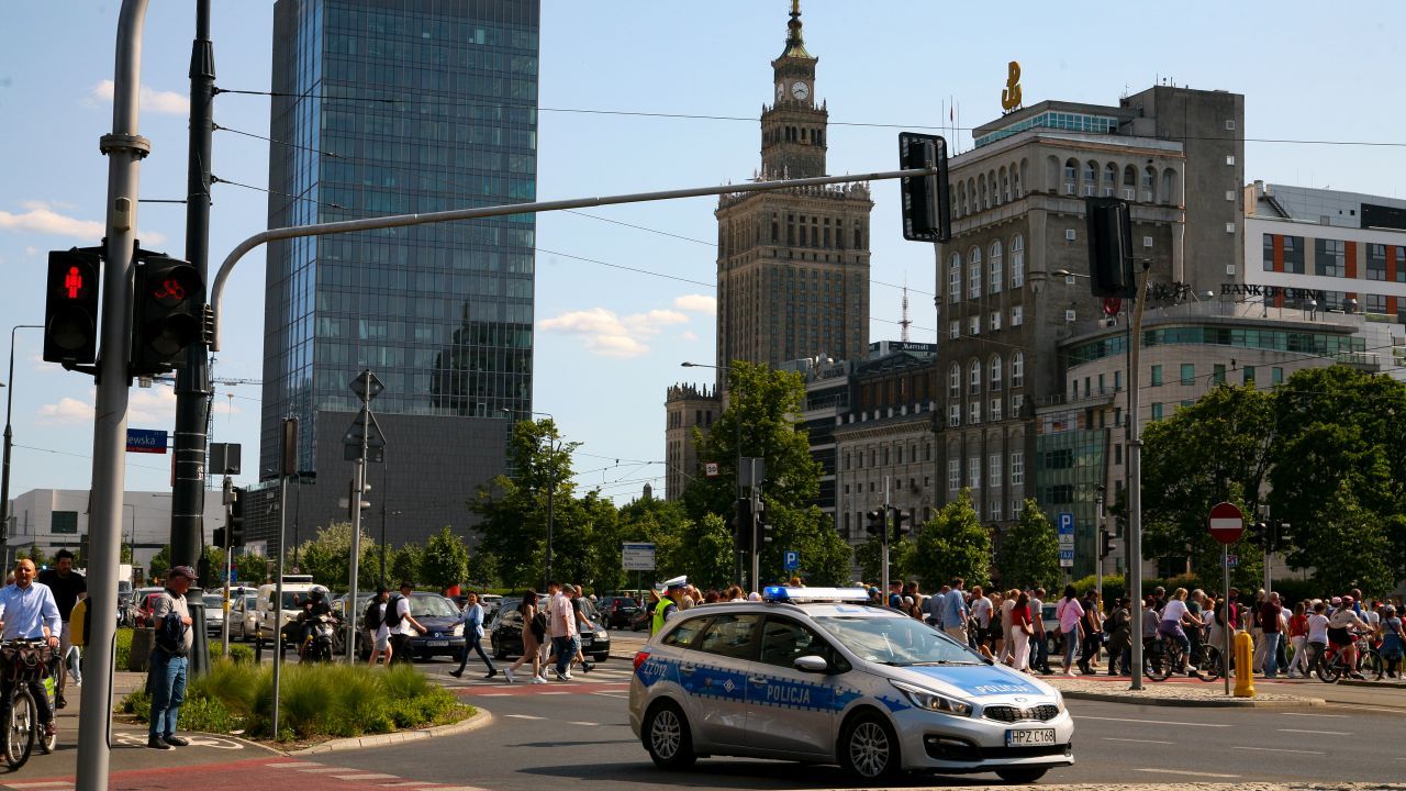 Majówka 2025 w Warszawie: Utrudnienia, zmiany w ruchu i parkowaniu, objazdy dla kierowców w ...