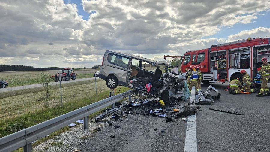 Tragiczny wypadek na S7. W zderzeniu busa z ciągnikiem zginęły cztery osoby [ZDJĘCIA]