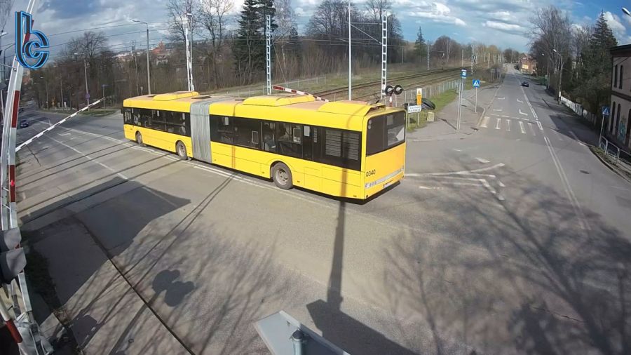 Zignorował sygnalizator i opadające rogatki. Nieodpowiedzialne ... Zignorował sygnalizator i opadające rogatki. Nieodpowiedzialne ...