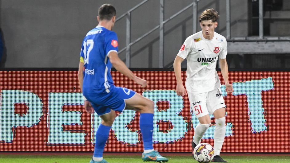 Strzela piękne gole i urodził się pod Warszawą. Myślał o grze dla ...