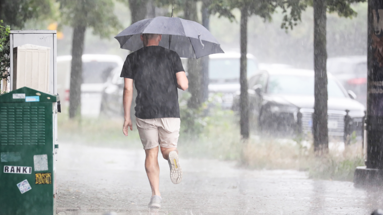 Burze nad Polską, intensywne opady deszczu. Alert RCB, prognoza pogody. Ostrzeżenia burzowe II i ...