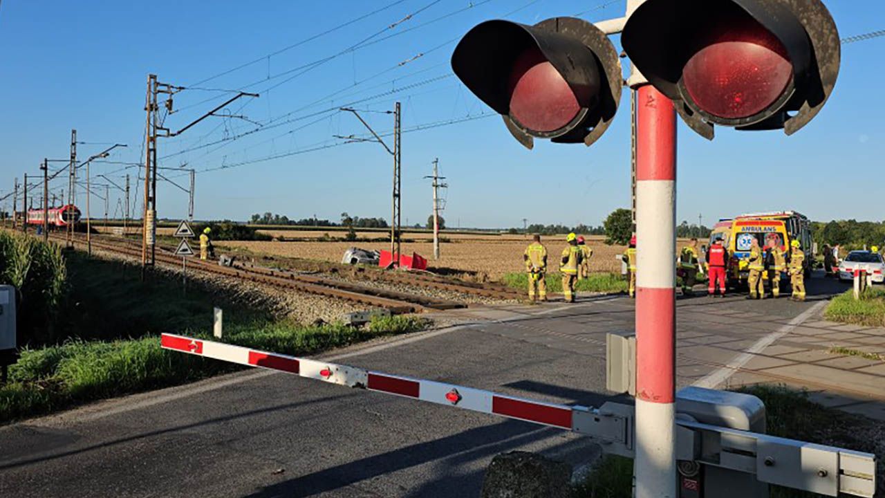 Tragedia na przejeździe kolejowym w Wielkopolsce. Kierowca wjechał prosto pod pociąg | TVP INFO